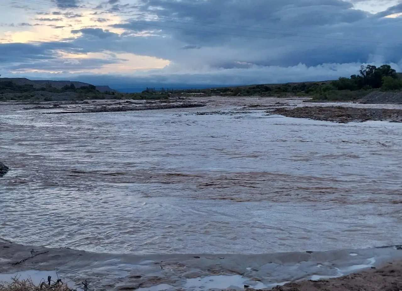 ENCONTRARON UN CUERPO HUMANO EN DESCOMPOSICIÓN EN EL RÍO CALCHAQUÍ